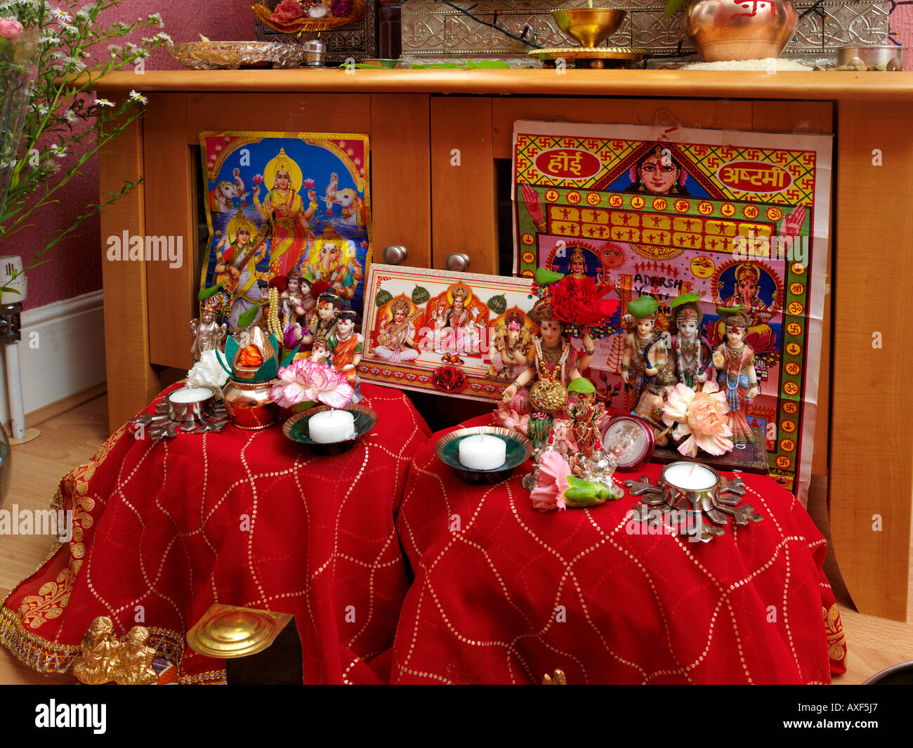 Hindu home shrine hi-res stock photography and images - Alamy