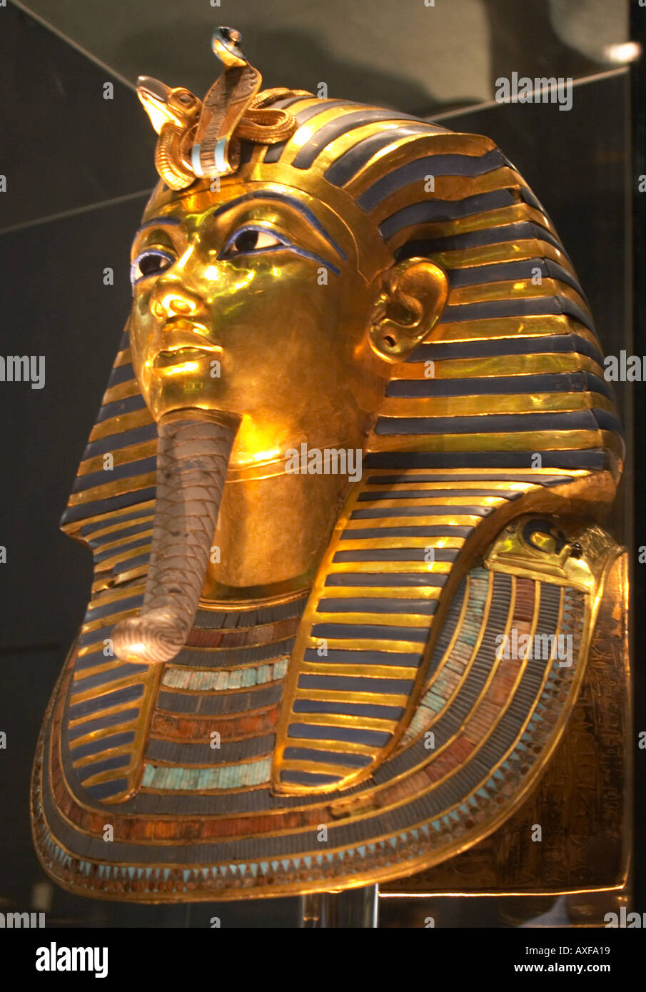 The golden death mask of Tutankhamun Cairo Museum Stock Photo: 1767960 ...