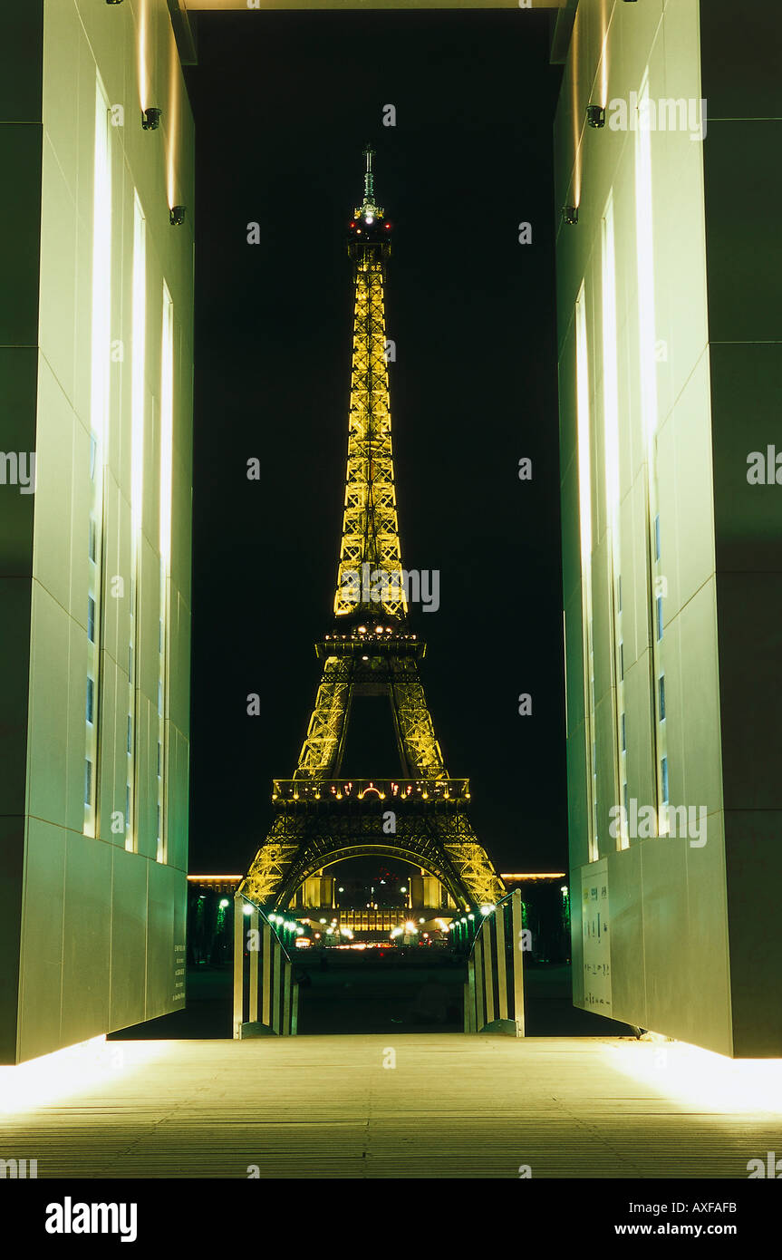 Eiffel tower upright hi-res stock photography and images - Alamy