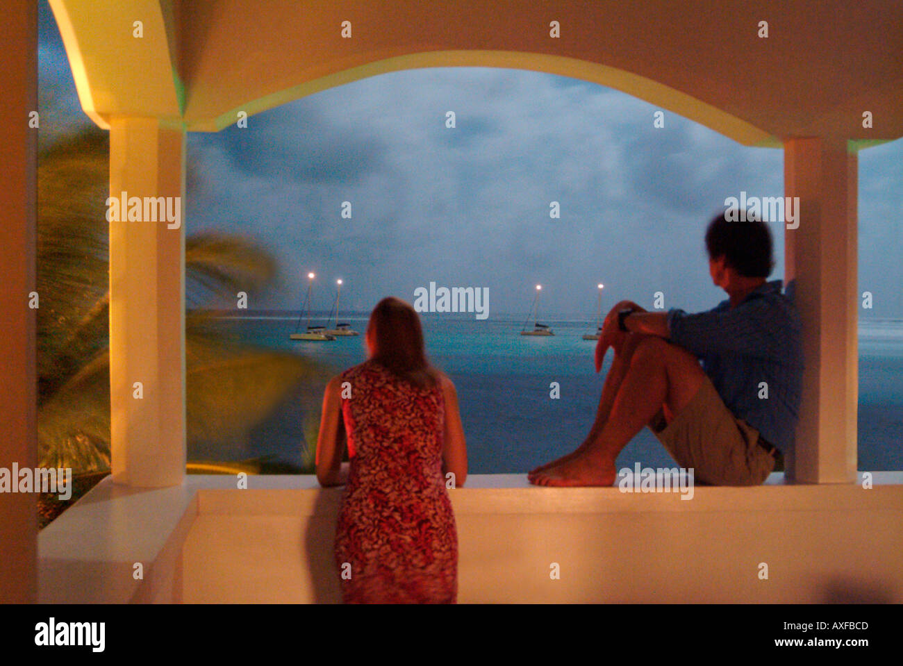 Couple moonlight hi-res stock photography and images - Alamy