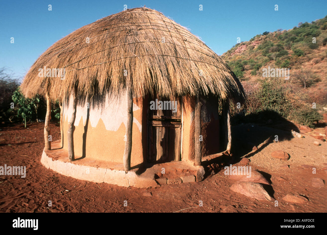 Grass thatched hut hi-res stock photography and images - Alamy