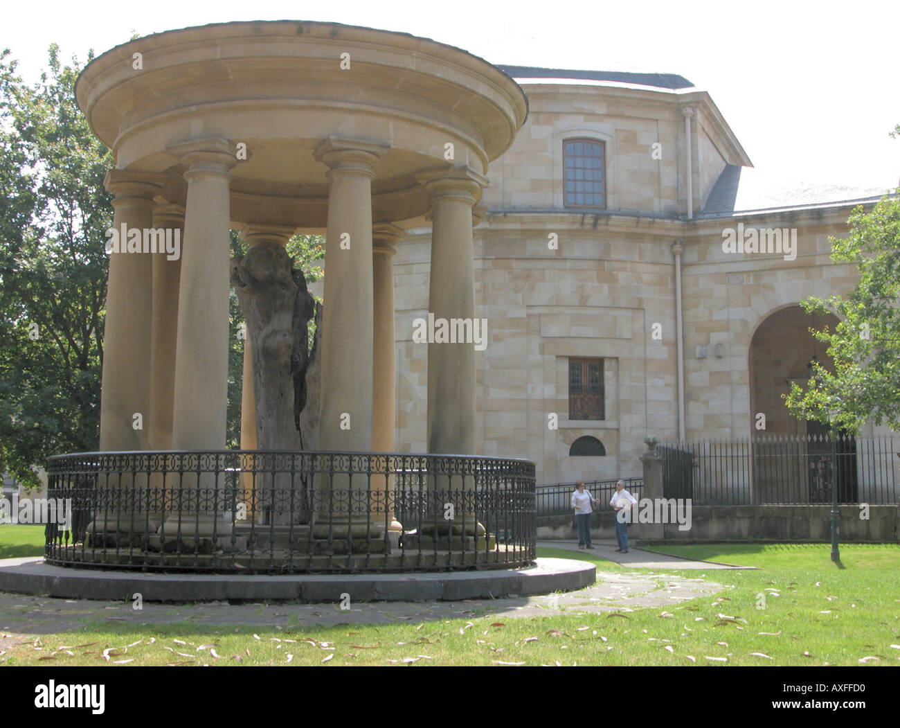 Original tree of Gernika and buildings Casa de Juntas Stock Photo - Alamy