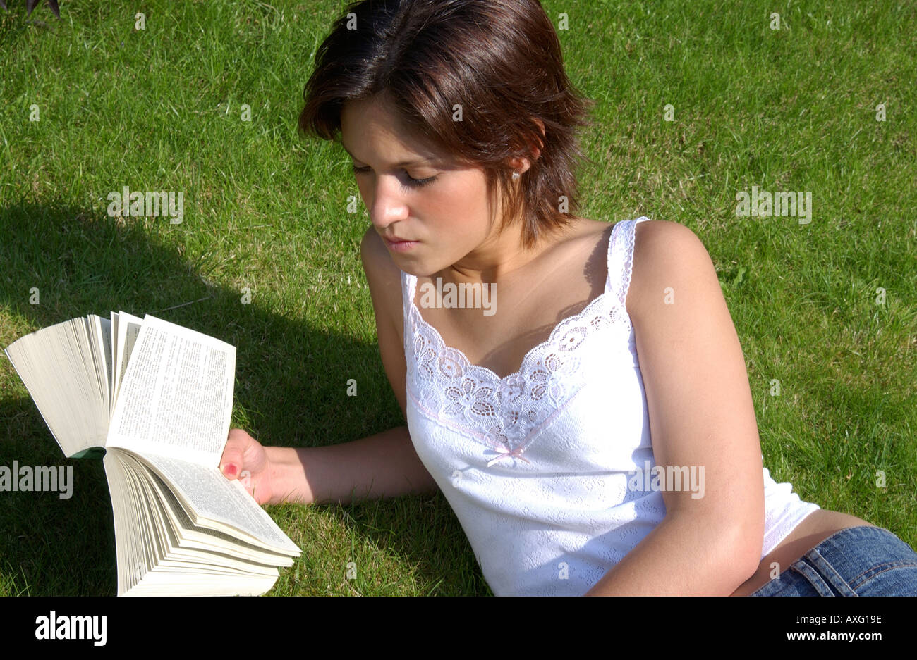 teenage girl reading a book outside Stock Photo - Alamy