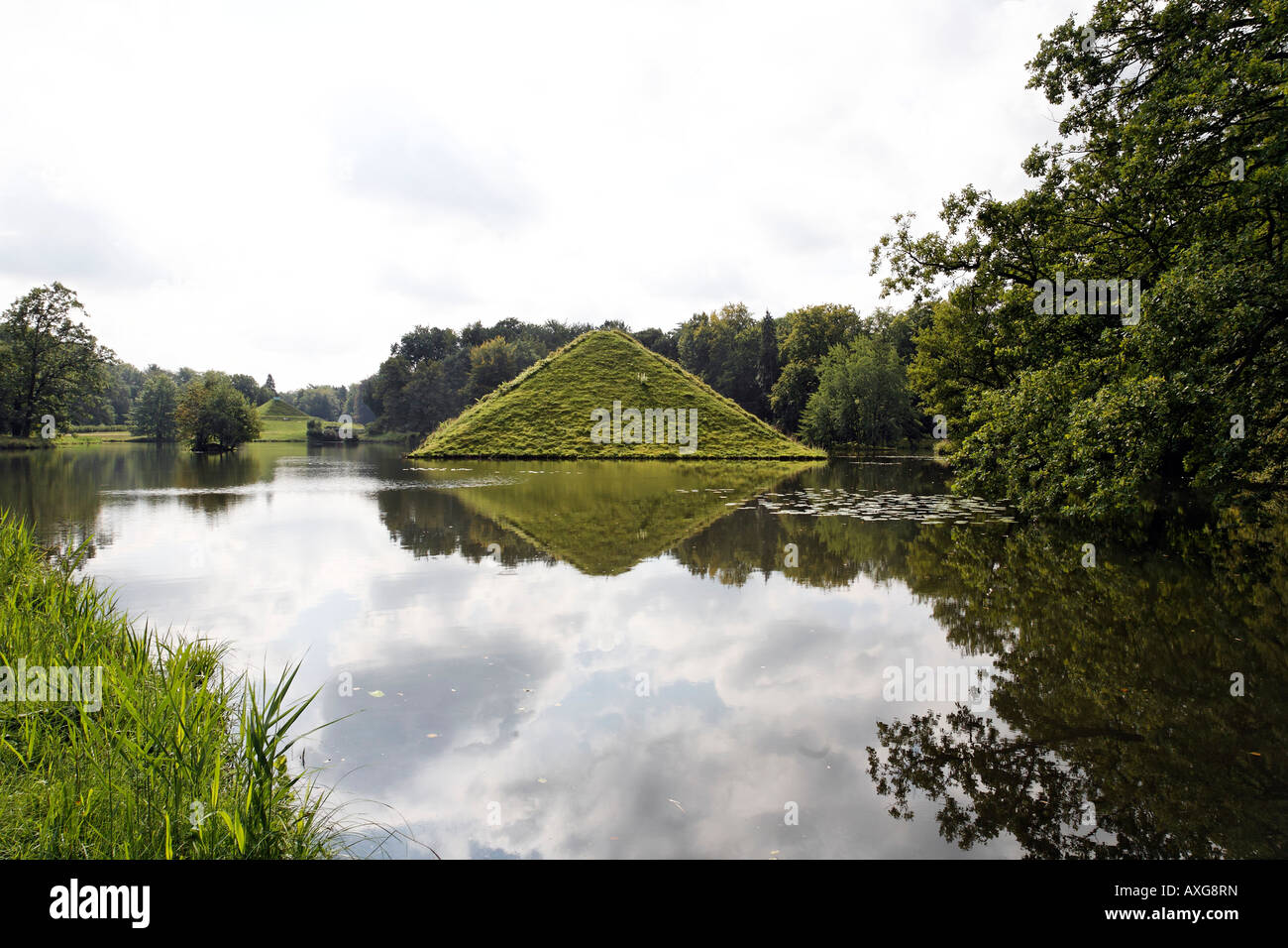 Cottbus, Schloßpark Branitz, Tumulus im Pyramidensee Stock Photo - Alamy