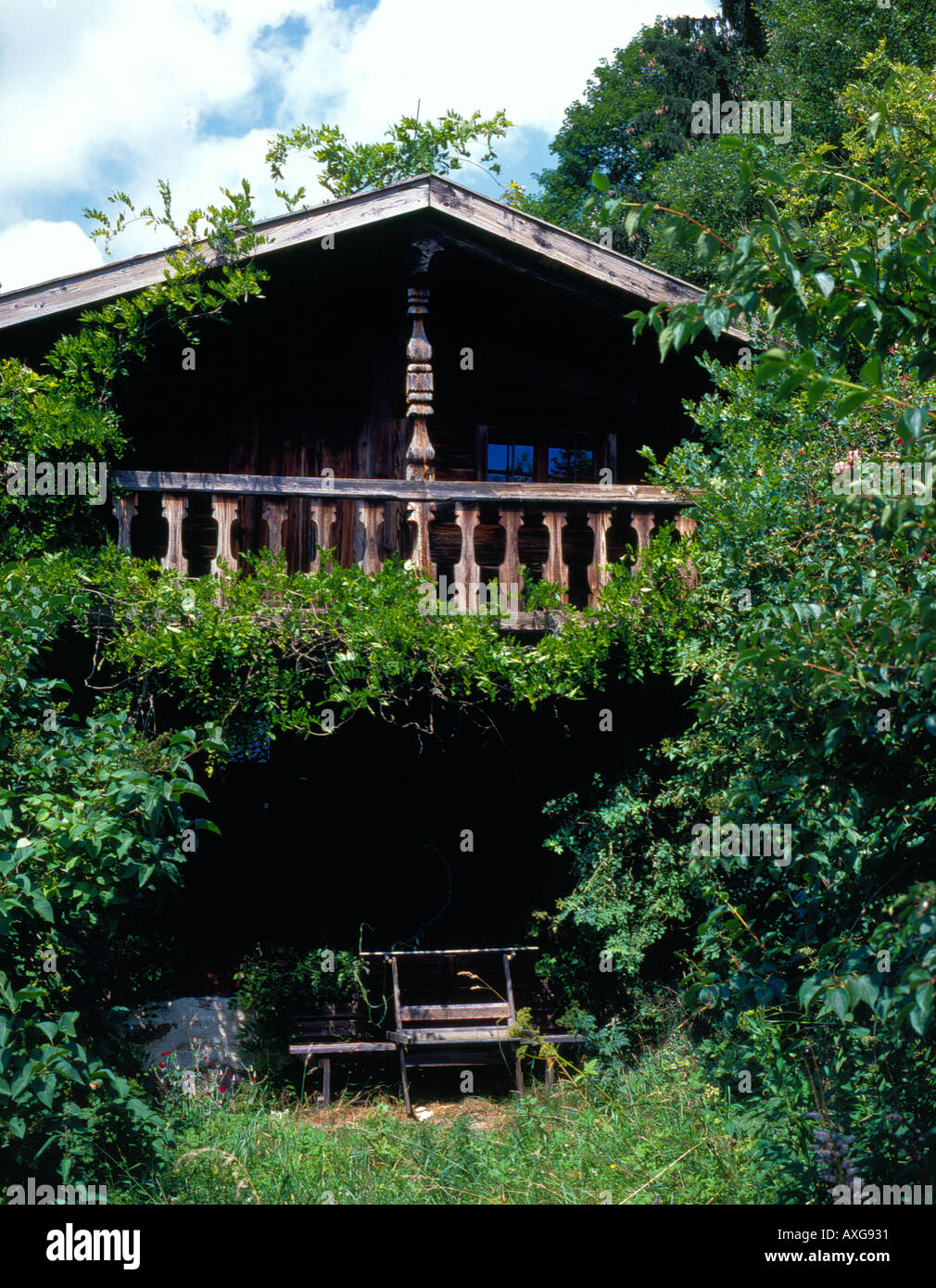 traditional wooden farm house overgrown by plants, Bavarian Forest ...