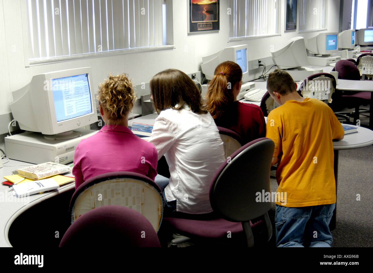 Teen girls computer school hi-res stock photography and images - Alamy