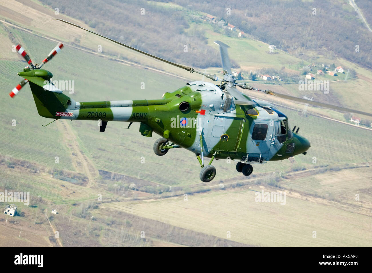 British Army Lynx flying over Bosnia Stock Photo - Alamy