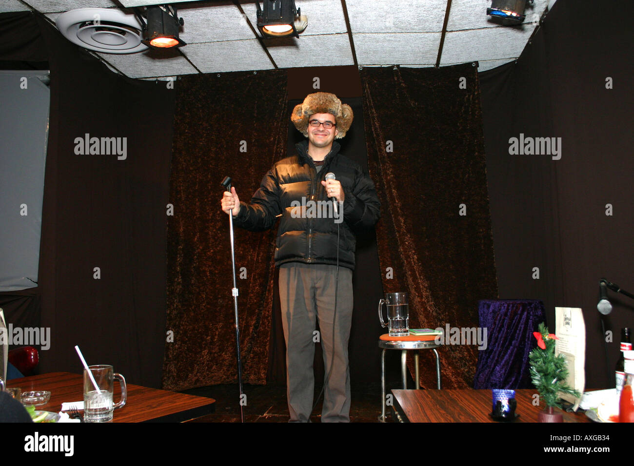 Audience laughing comedy club hi-res stock photography and images - Alamy