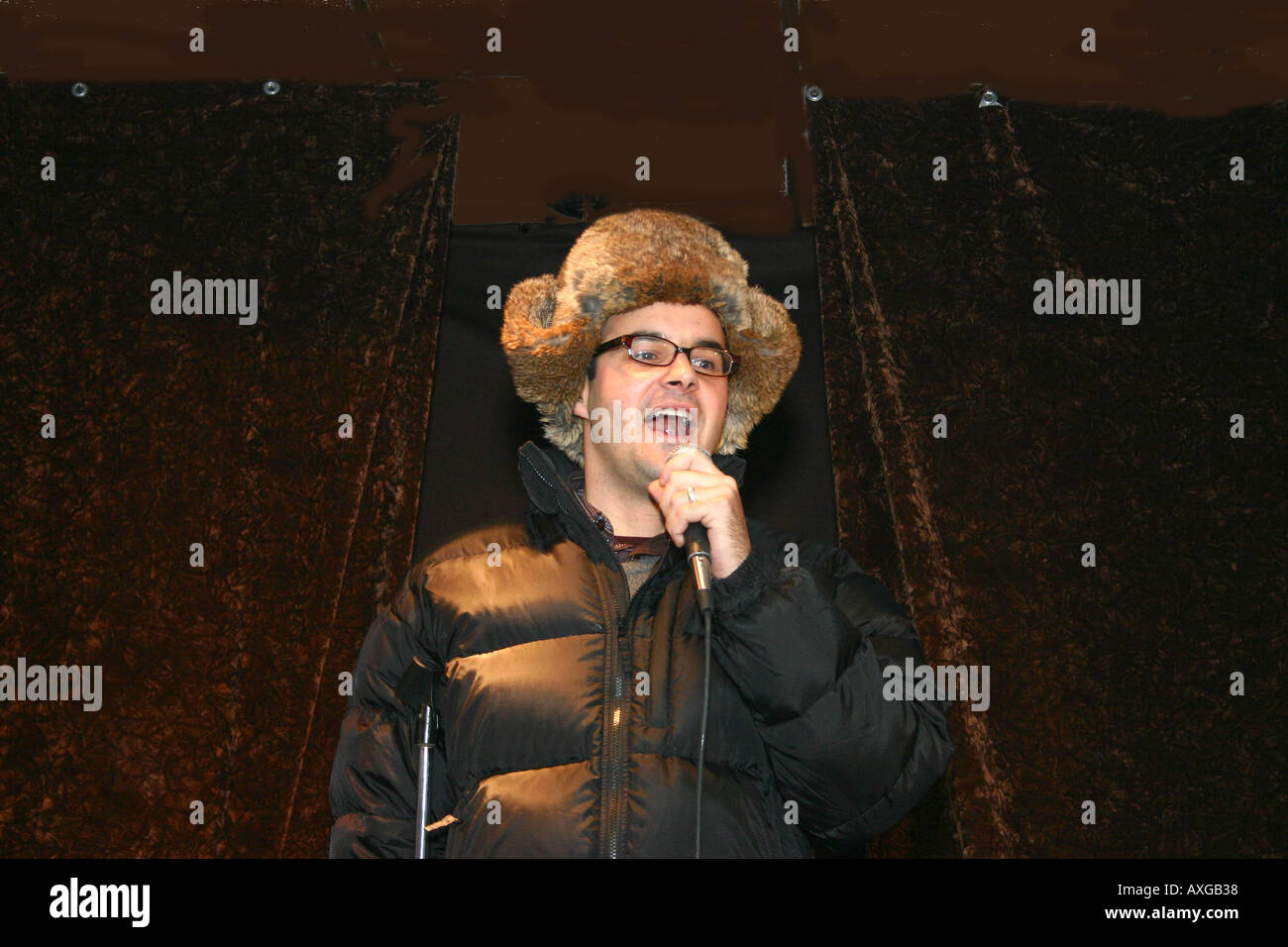 Actor on stage talking to audience hi-res stock photography and images ...