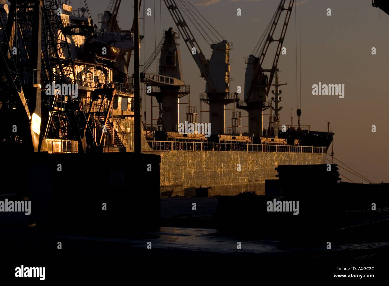 A ship in the Port of Milwaukee at sunrise Stock Photo - Alamy