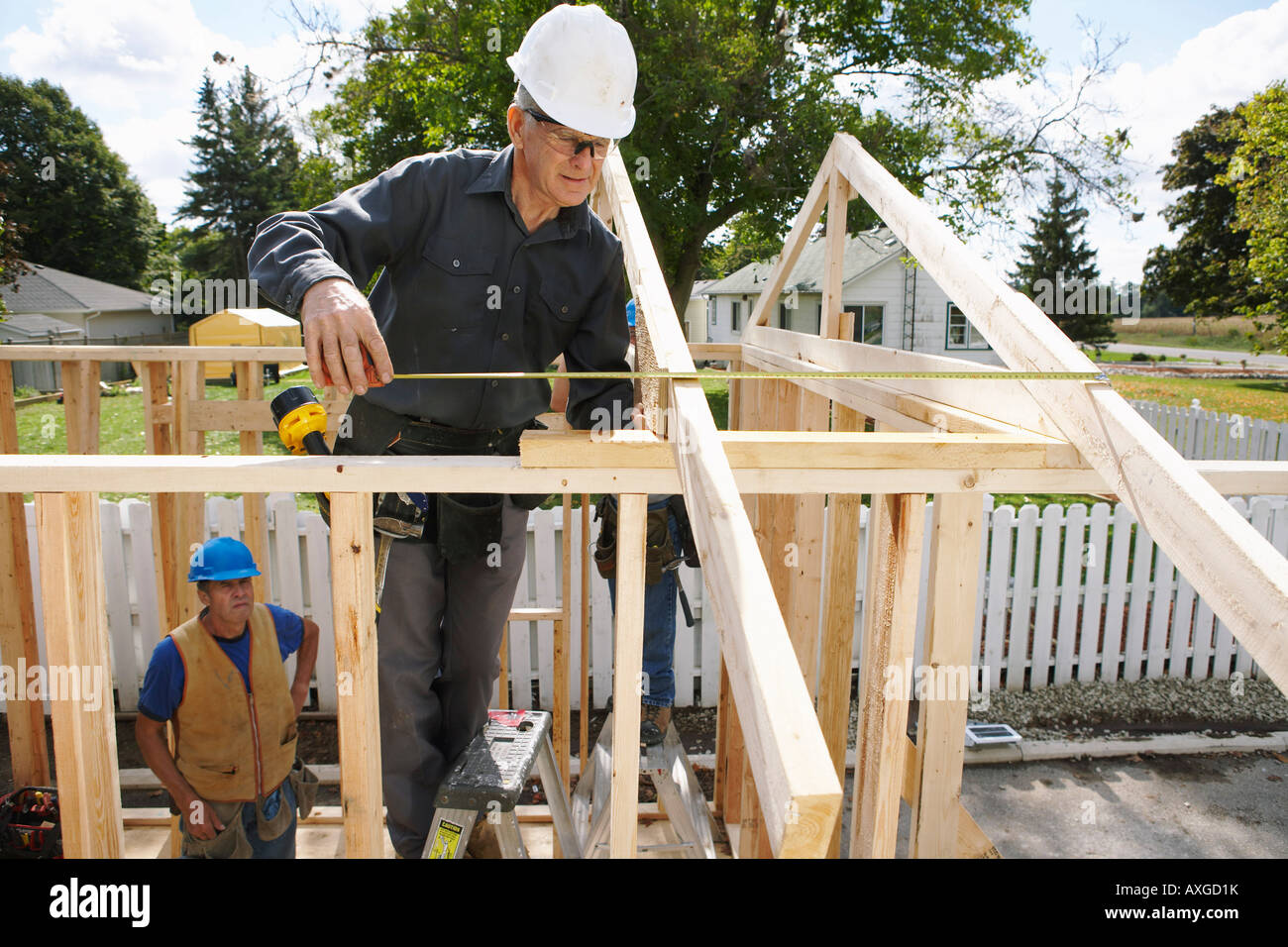 Grave site worker hi-res stock photography and images - Alamy