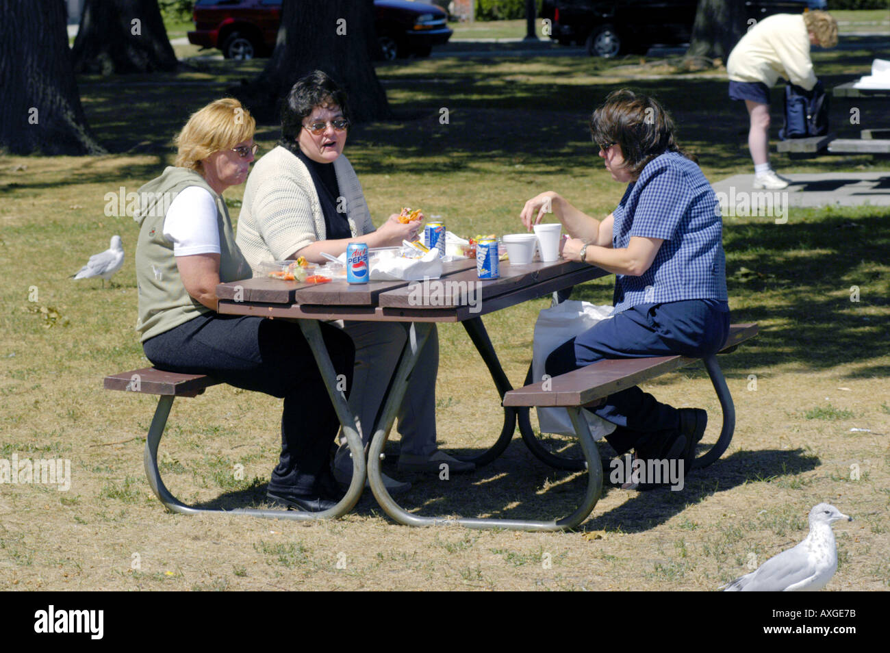 Office workers lunch park hi-res stock photography and images - Alamy