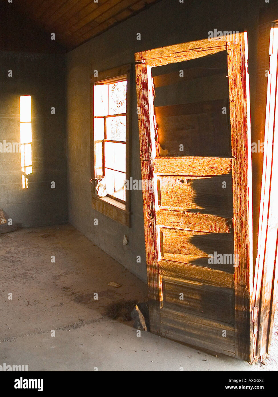 Door open ajar hi-res stock photography and images - Alamy