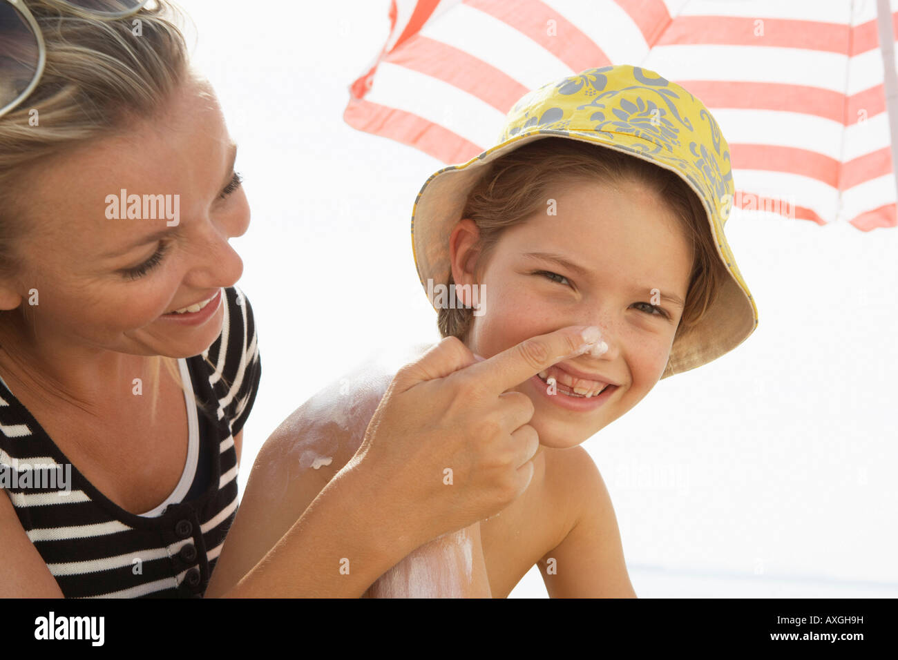 Applying Son Sunscreen High Resolution Stock Photography and Images - Alamy