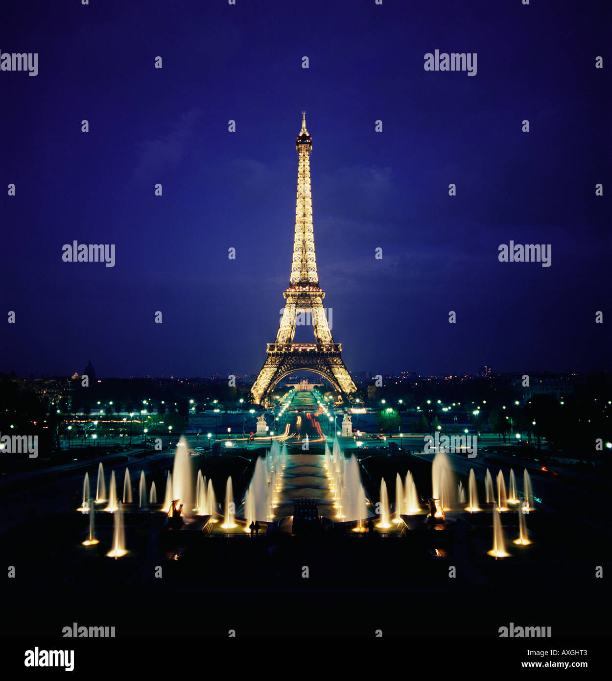 Floodlight eiffel tower hi-res stock photography and images - Alamy