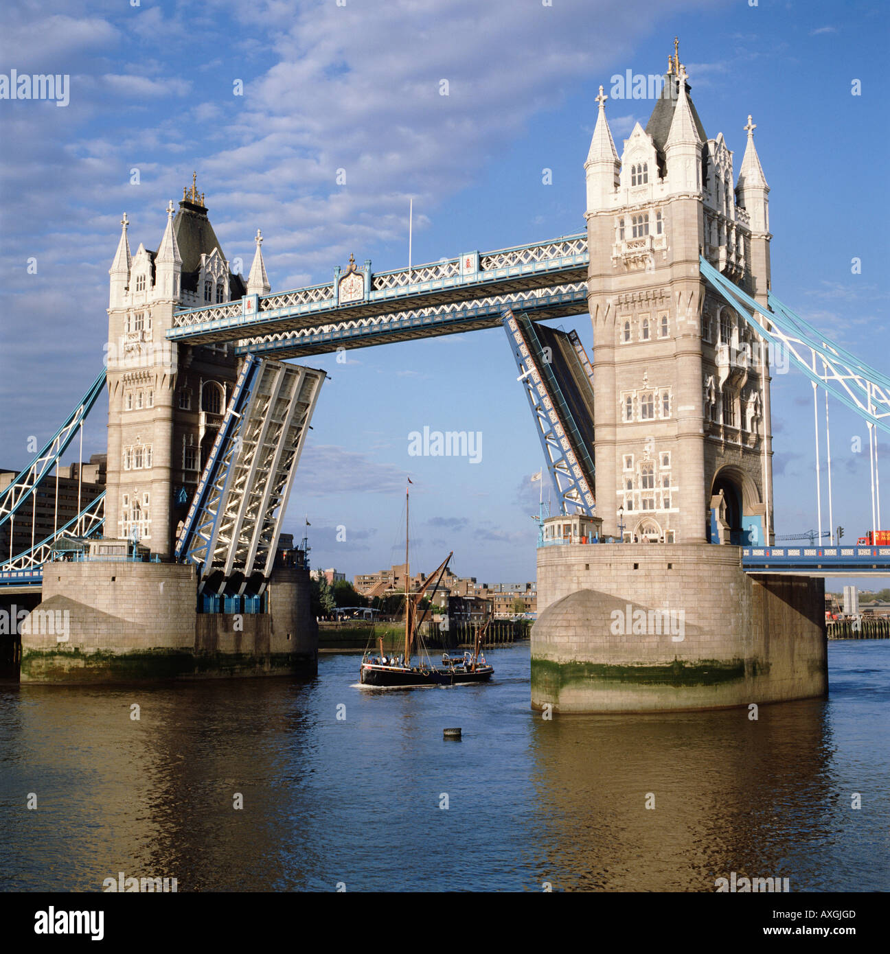 Bridge boat barge hi-res stock photography and images - Alamy
