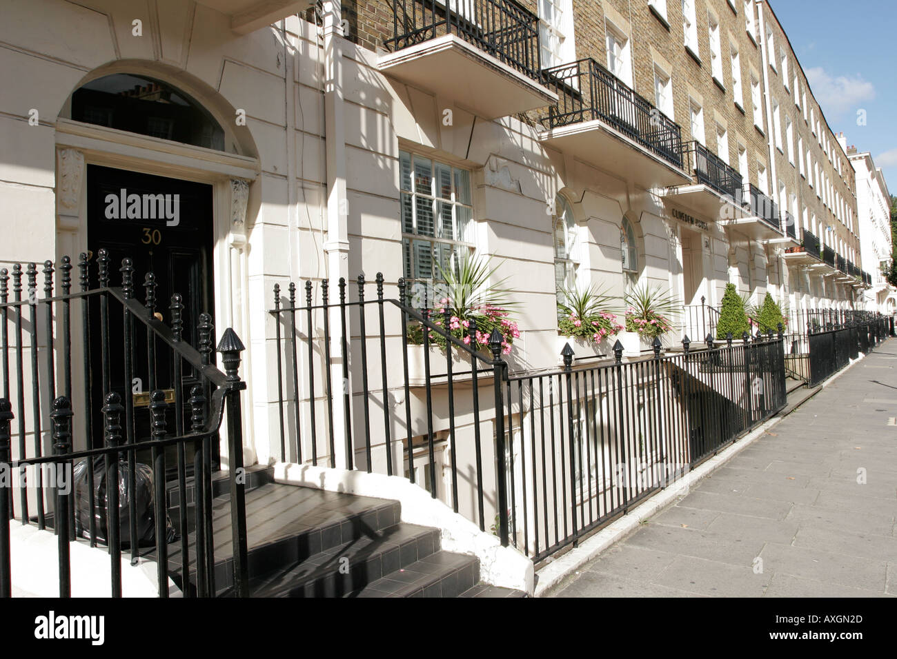 Row houses in london hi-res stock photography and images - Alamy