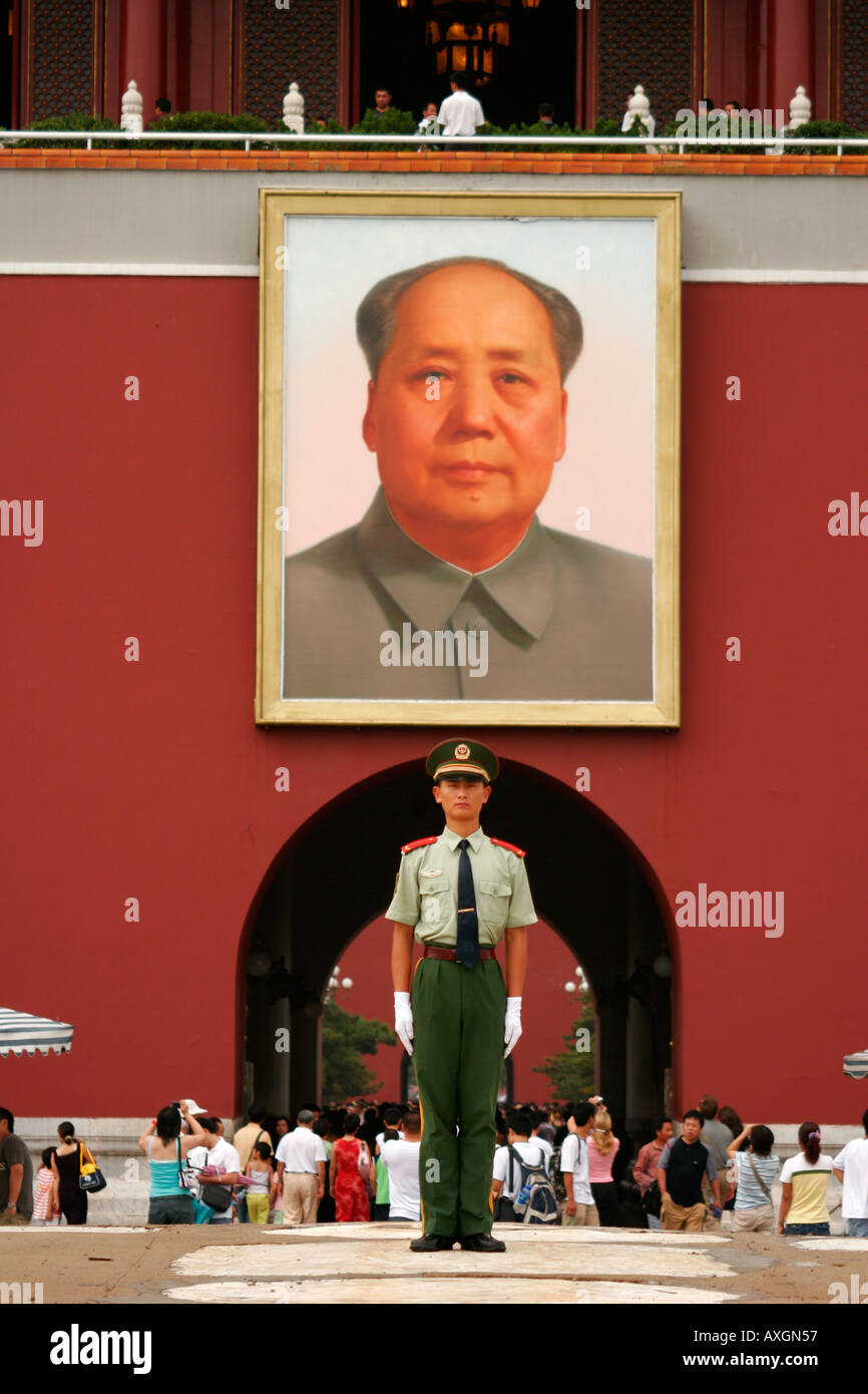 Chinese guard and portrait of Chairman Mao at the Tiamanmen Gate ...