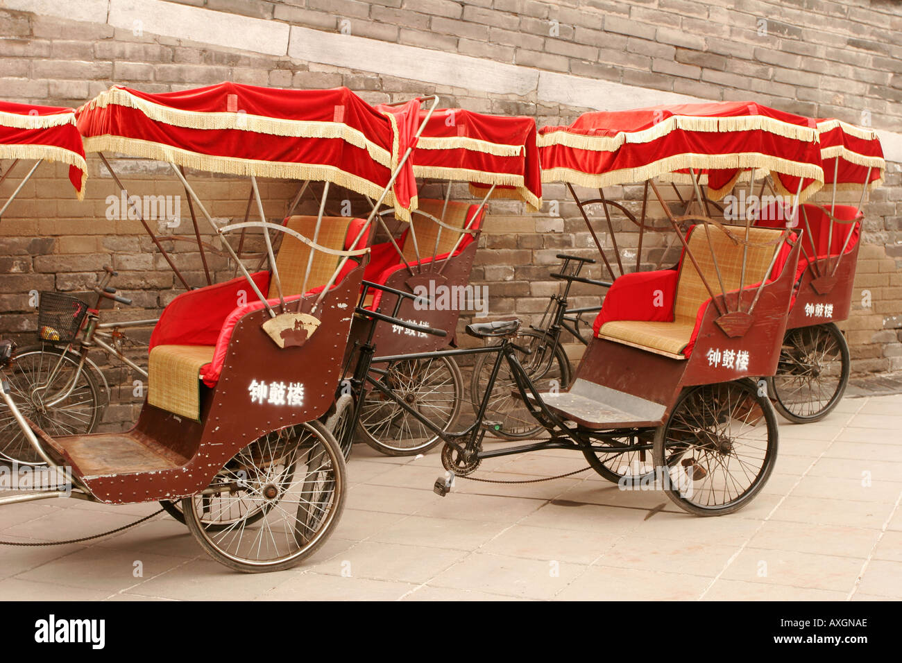 Rickshaws in public square hi-res stock photography and images - Alamy