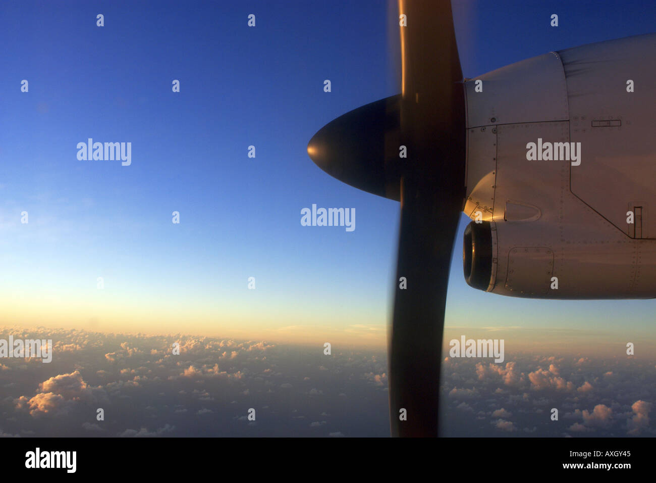 Propeller flying aeroplane hi-res stock photography and images - Alamy