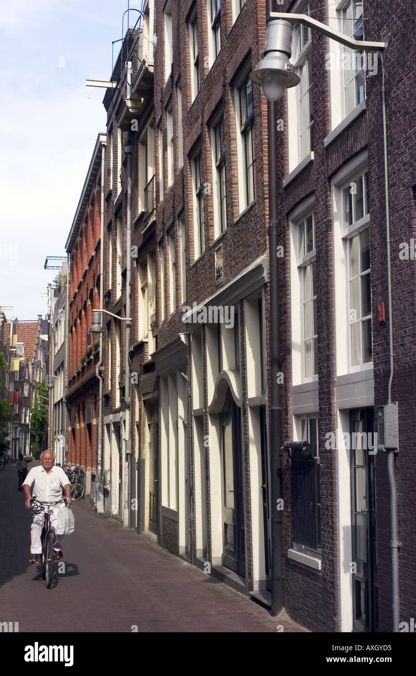 narrow street in Amsterdam Stock Photo - Alamy