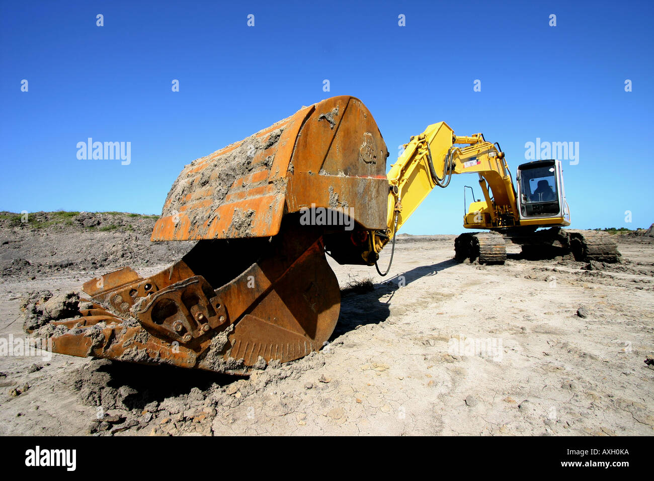 WIDE VIEW OF EXCAVATOR WITH BUCKET BLUE SKY HORIZONTAL BAPDB9514 Stock ...