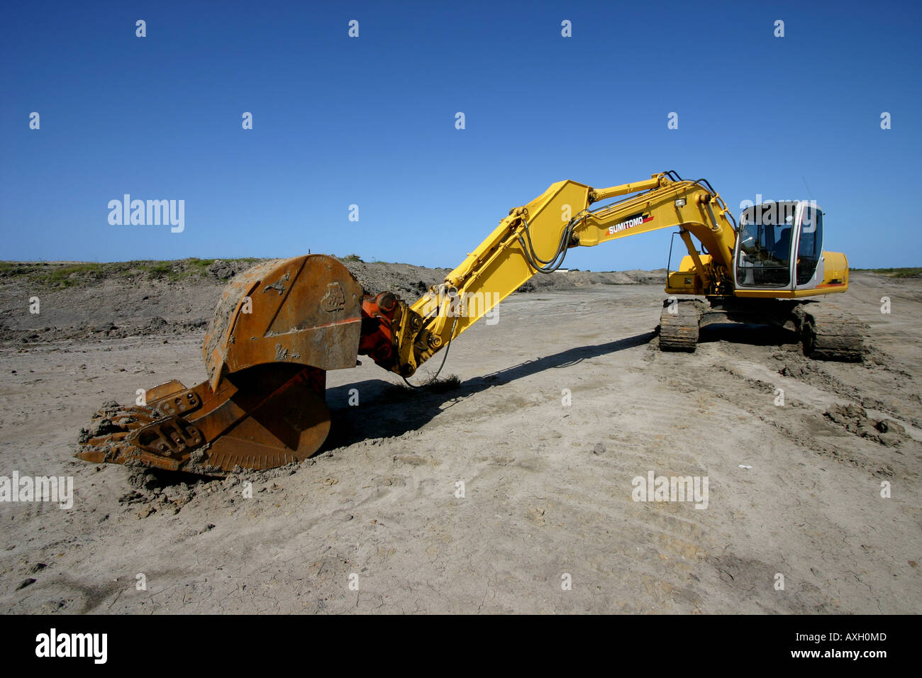 WIDE VIEW OF EXCAVATOR WITH BUCKET BLUE SKY HORIZONTAL BAPDB9520 Stock ...