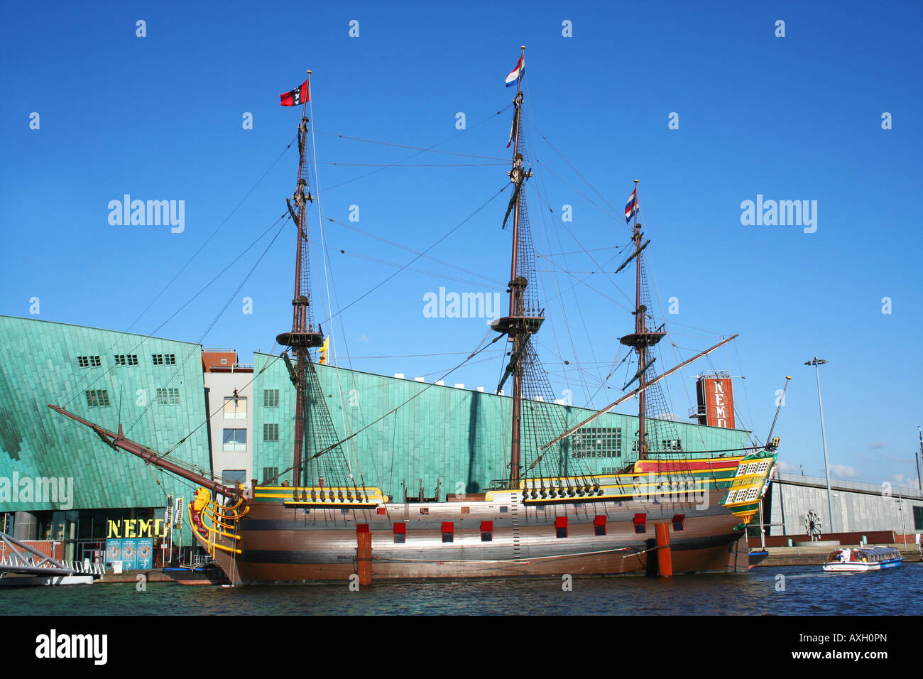 Old time ship hi-res stock photography and images - Alamy