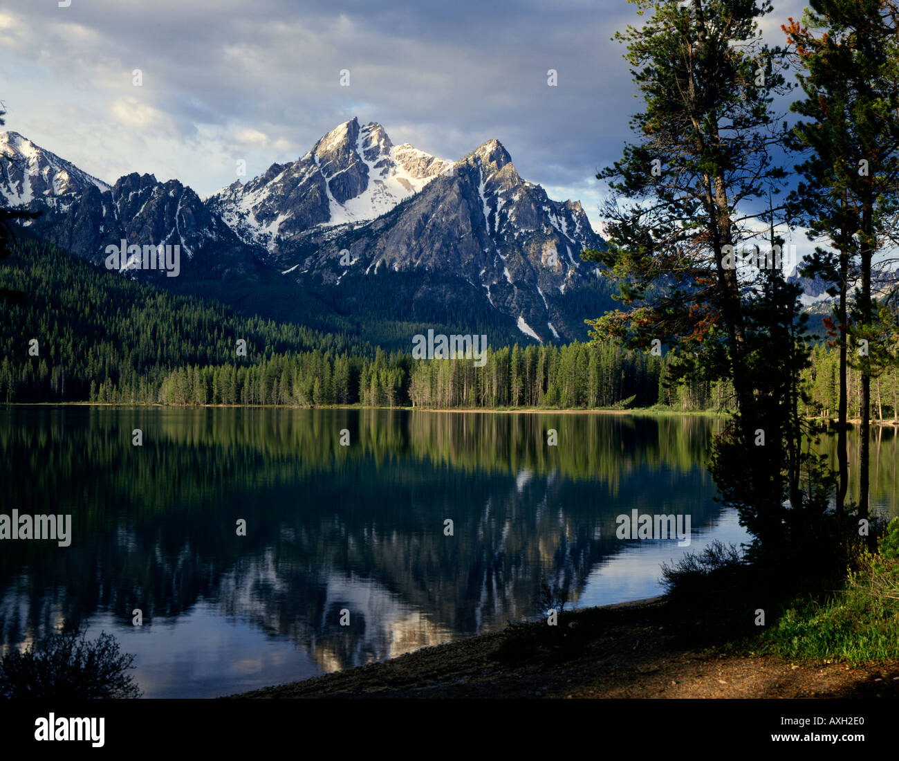 Dramatic summit vista jagged snowclad hi-res stock photography and ...