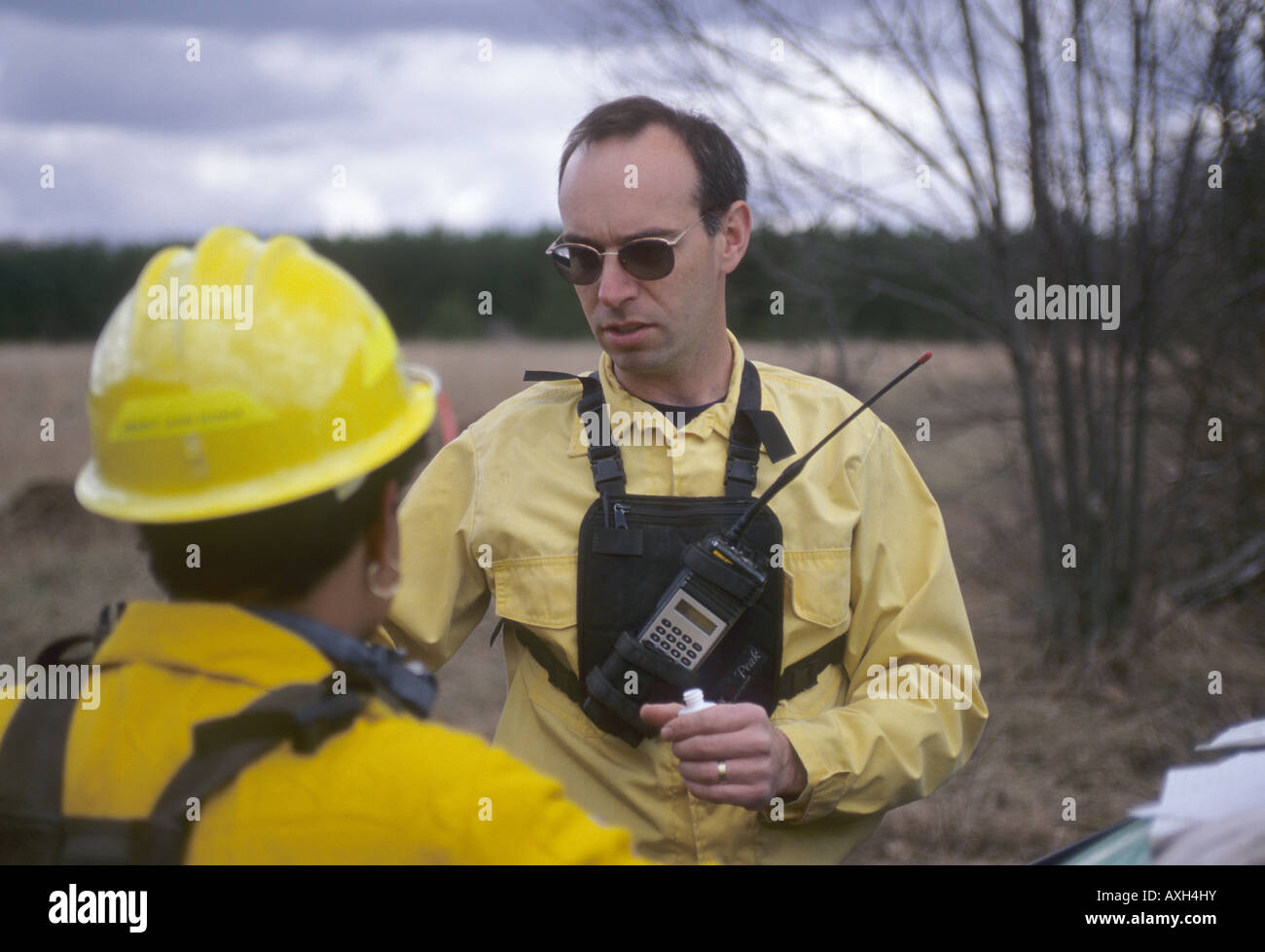 Fire Boss explains objectives of burn to fire crew Stock Photo - Alamy