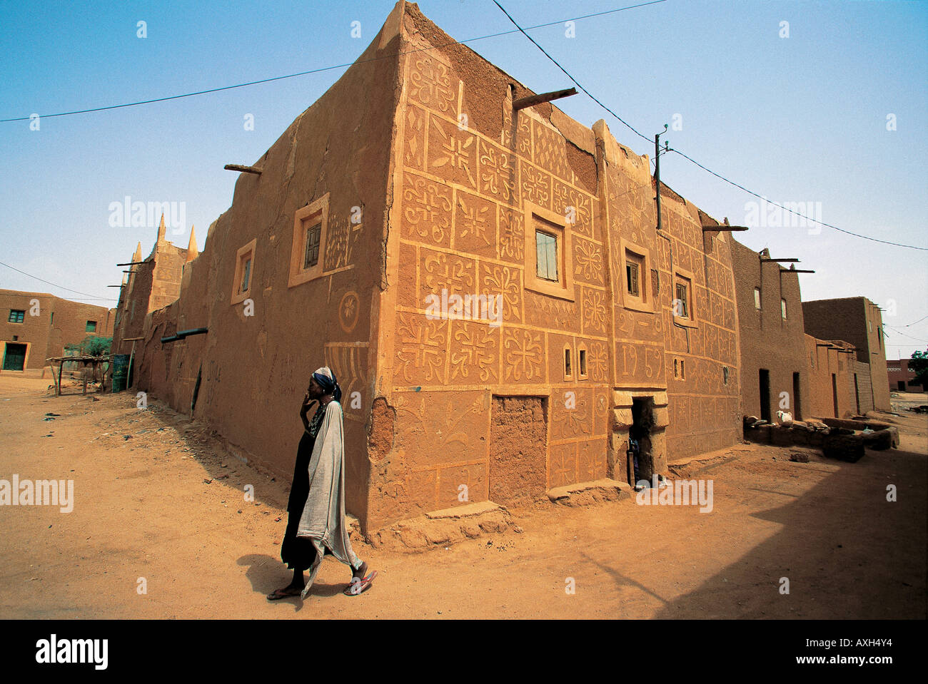 Street scene and traditional Sahel architecture in Agadez, Niger Stock ...