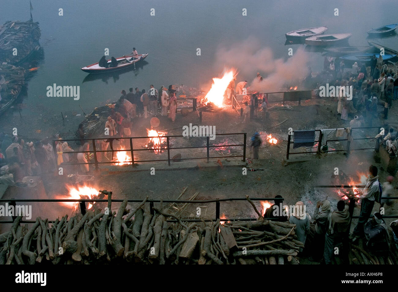 Cremation ceremony in Varanasi India Stock Photo - Alamy