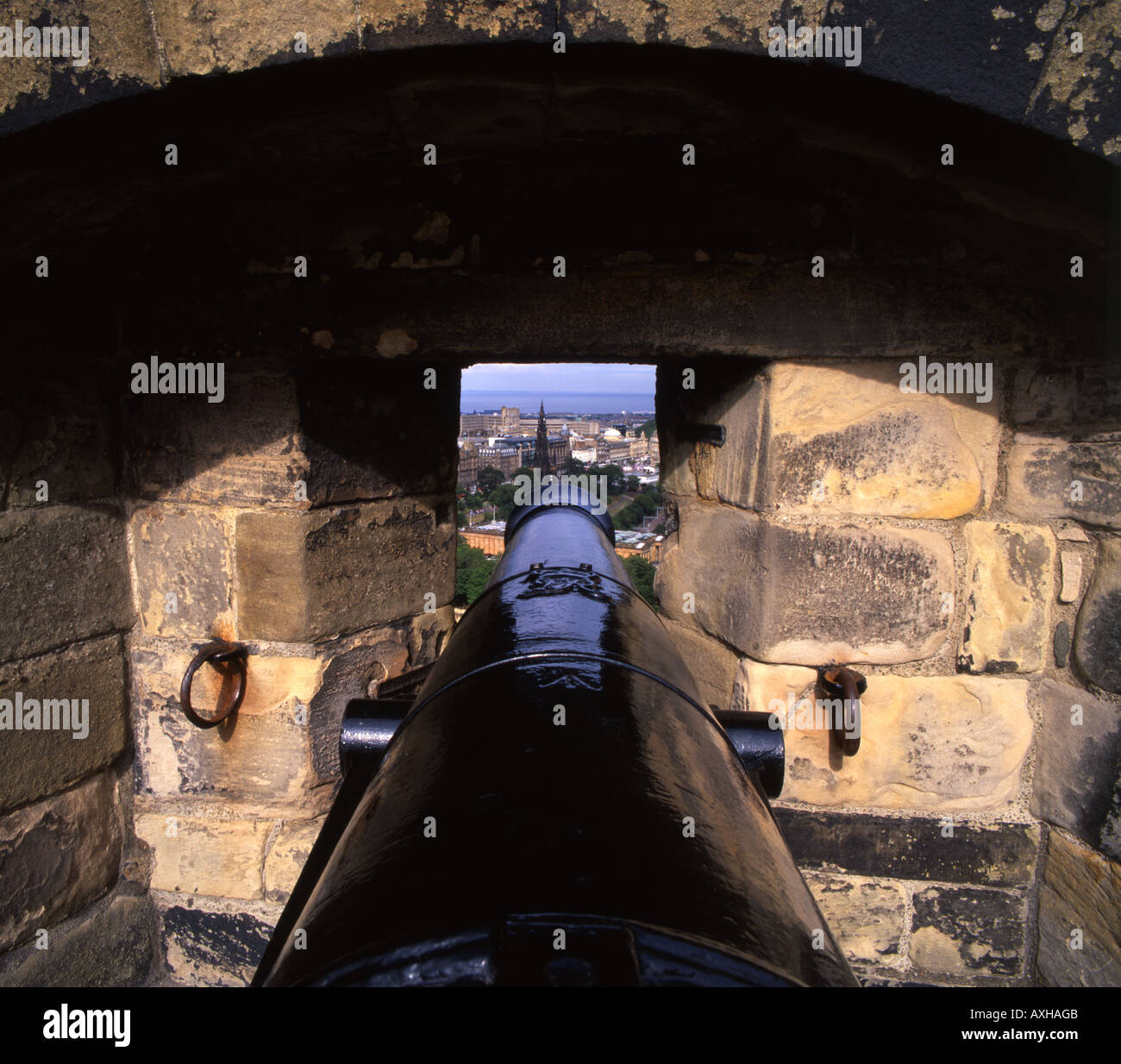 Cannon on the walls of Edinburgh Castle, Scotland Stock Photo - Alamy
