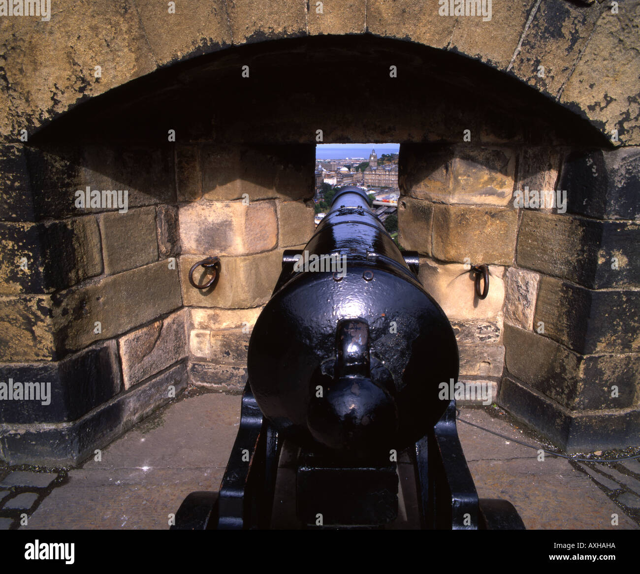 Cannon walls edinburgh castle hi-res stock photography and images - Alamy