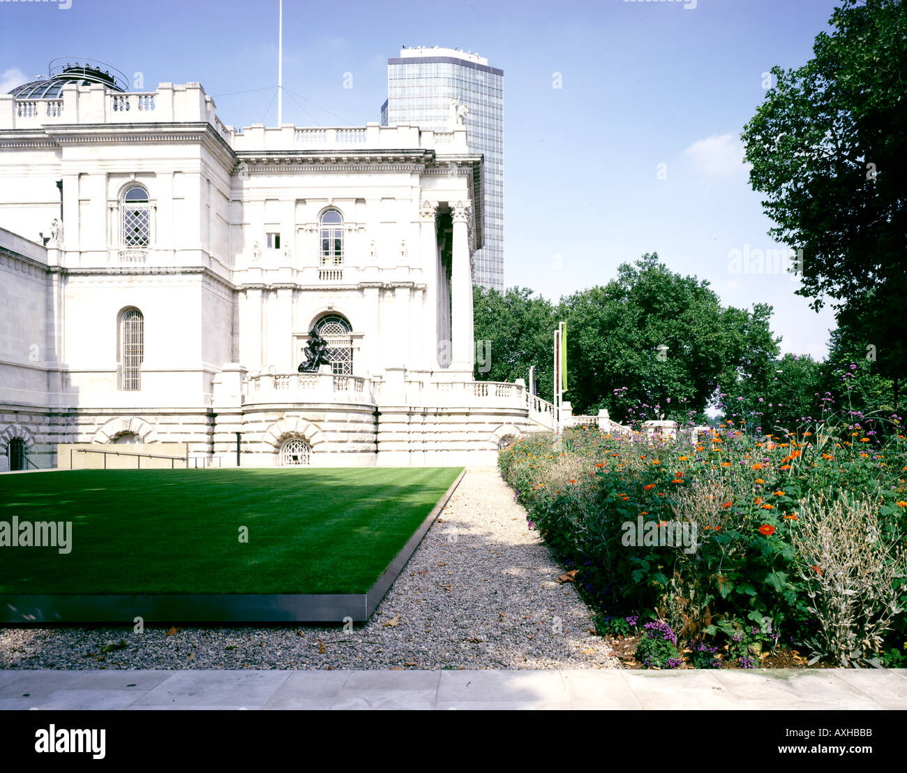 Tate modern lawn hi-res stock photography and images - Alamy