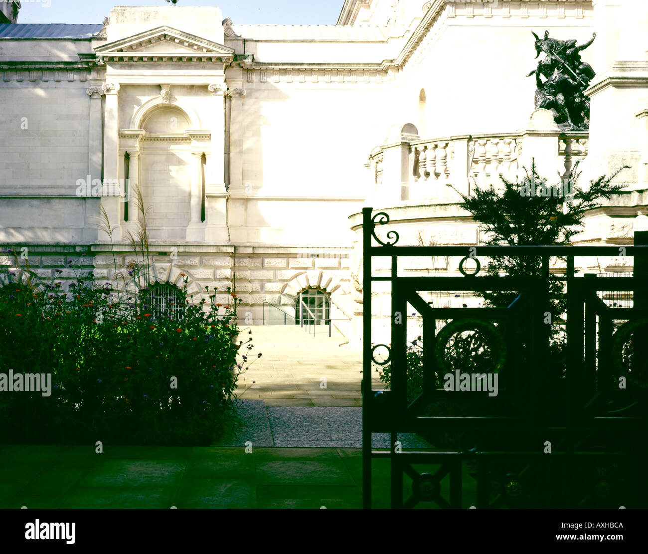 Tate modern gardens hi-res stock photography and images - Alamy