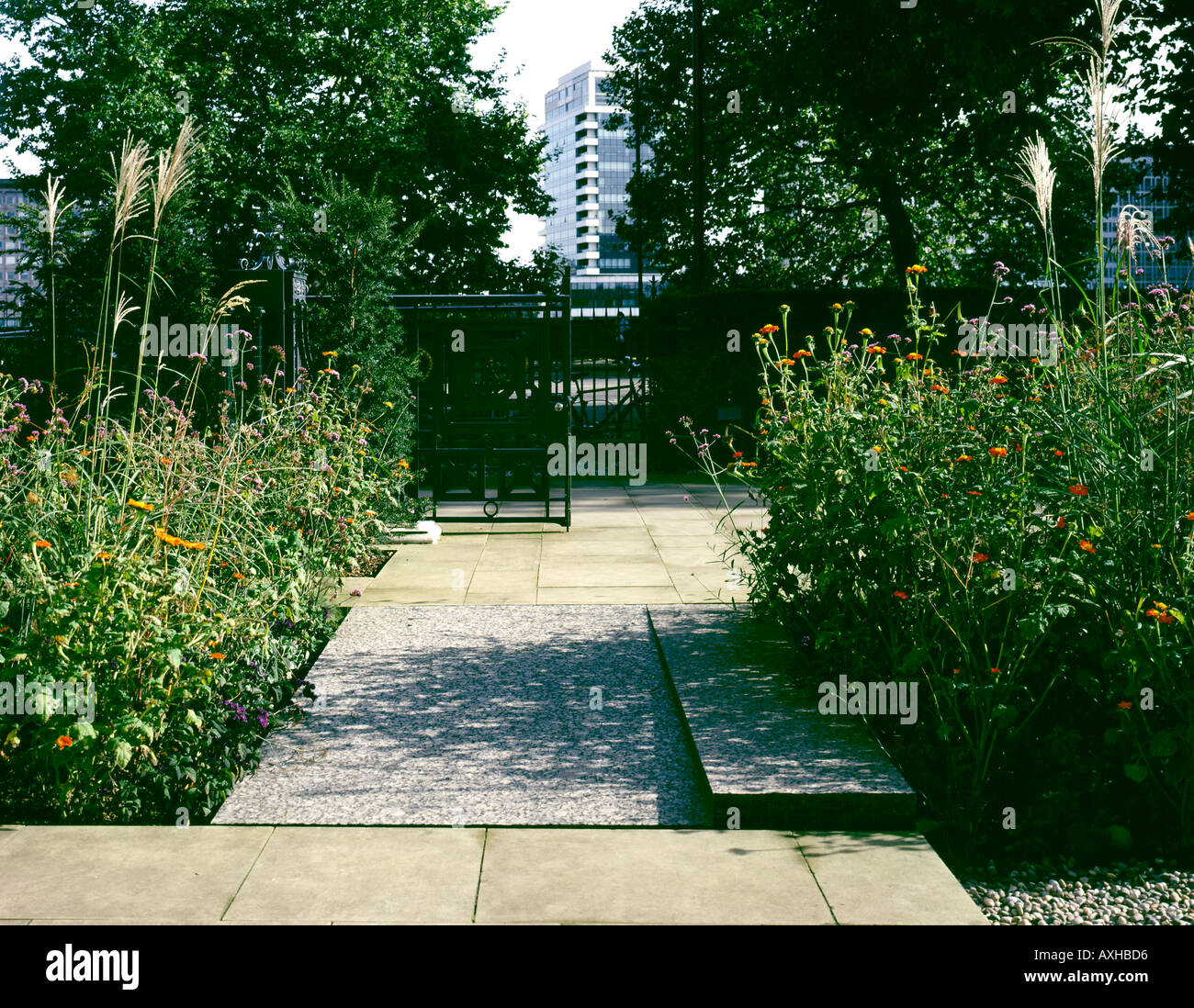 Tate modern gardens hi-res stock photography and images - Alamy
