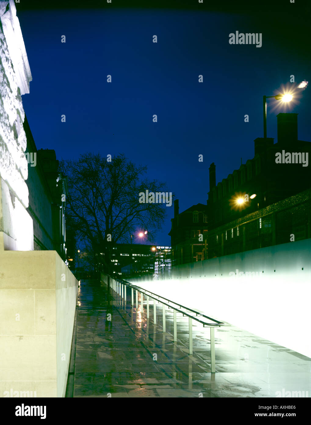 Tate modern gardens hi-res stock photography and images - Alamy
