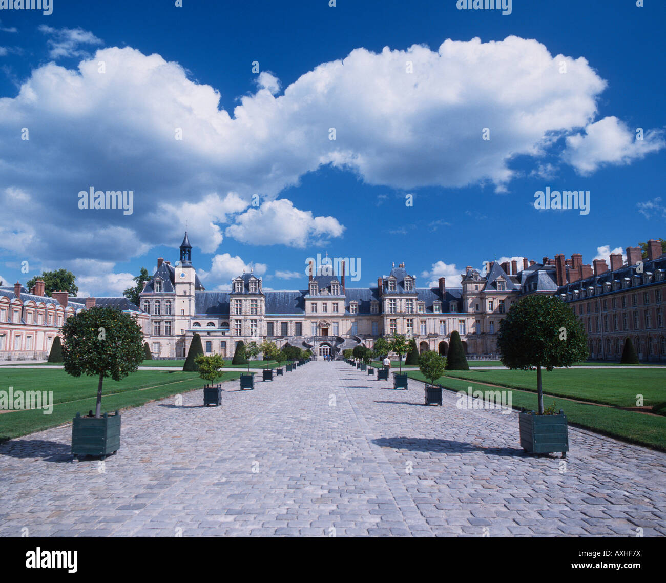 Château de fontainebleau courtyard hi-res stock photography and images ...