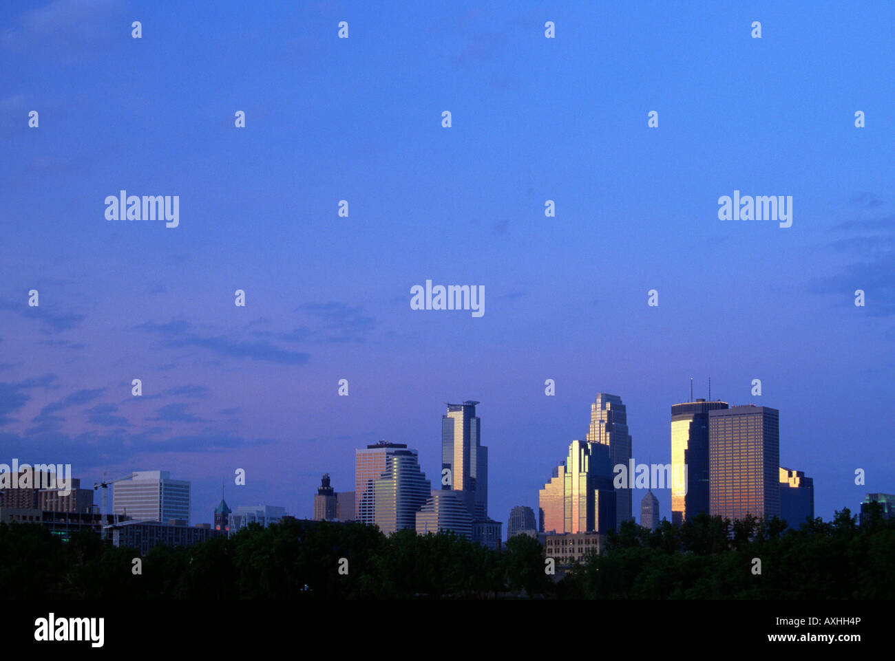 SKYLINE OF MINNEAPOLIS, MINNESOTA AT DAWN; SUMMER Stock Photo - Alamy
