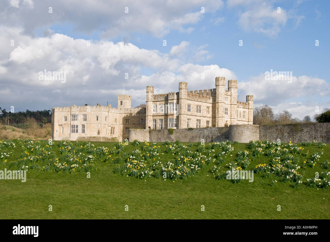 Spring flowers in front of Leeds Castle in Kent Stock Photo - Alamy