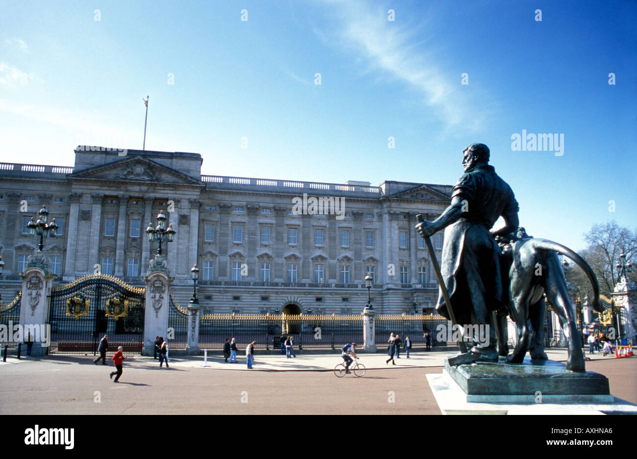 Buckingham Palace and one of the statues that comprise the Victorian ...