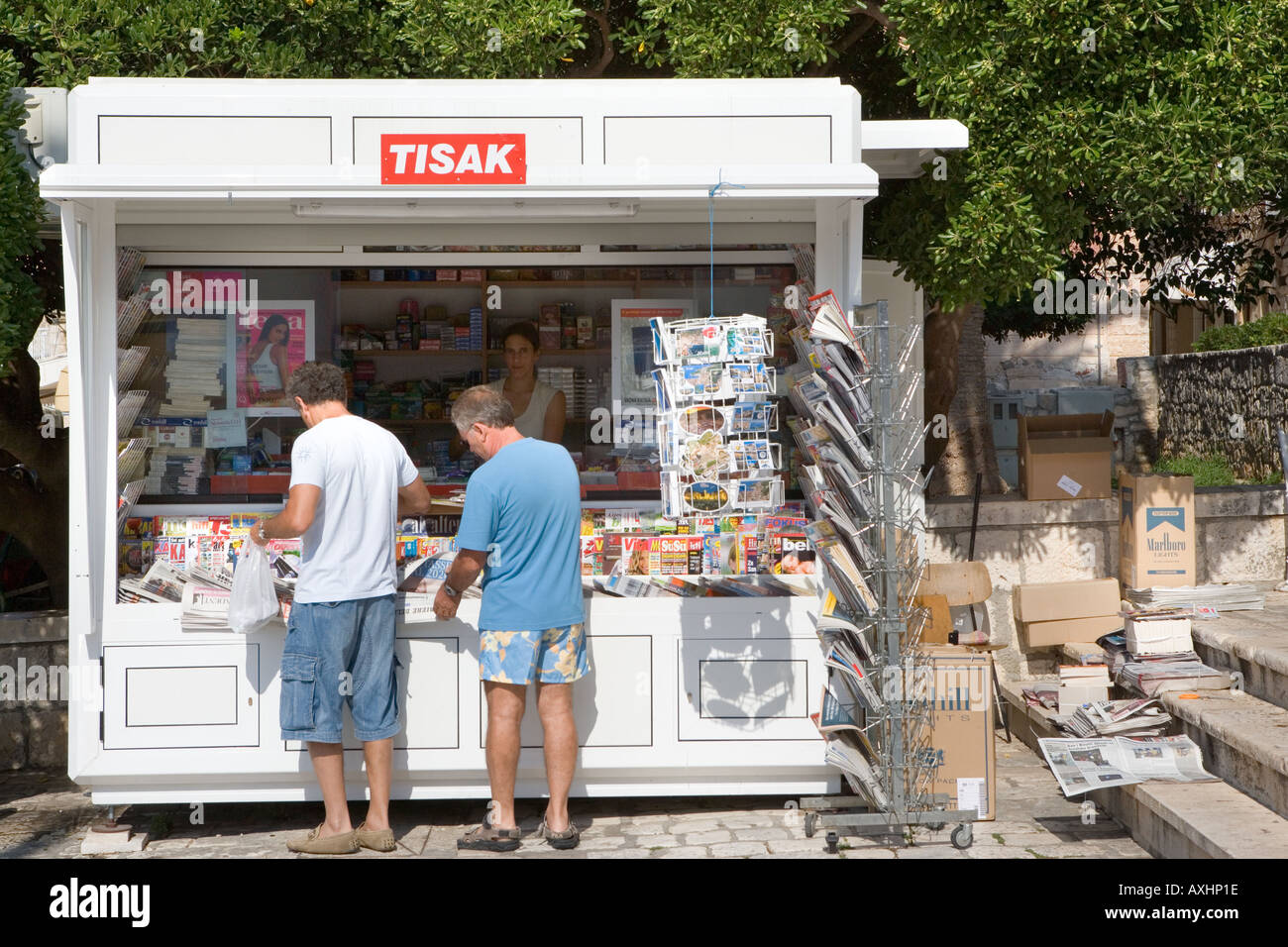Newspaper booth hi-res stock photography and images - Alamy