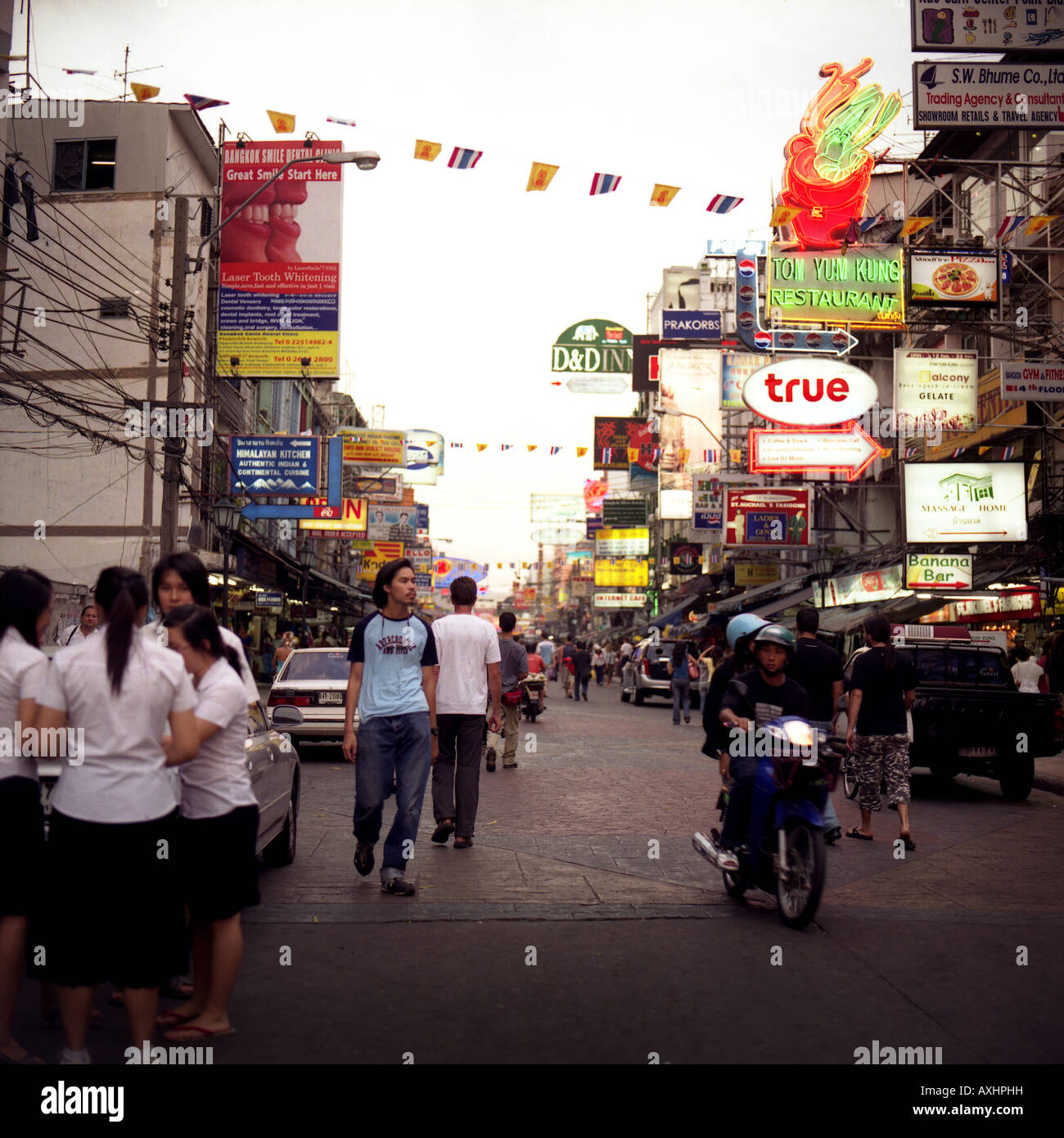 Khao San Road in Bangkok meeting point of backpackers Stock Photo - Alamy