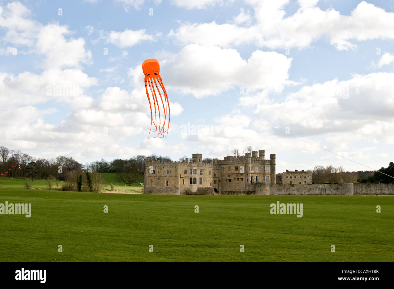 Kites over Leeds castle in Kent Stock Photo - Alamy