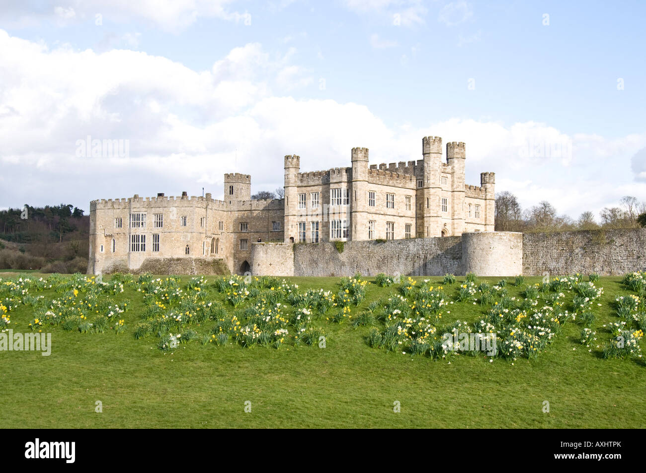 Leeds castle kent spring hi-res stock photography and images - Alamy