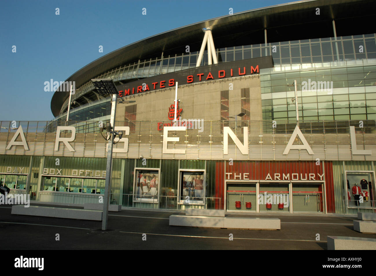 Emirates stadium shop hi-res stock photography and images - Alamy