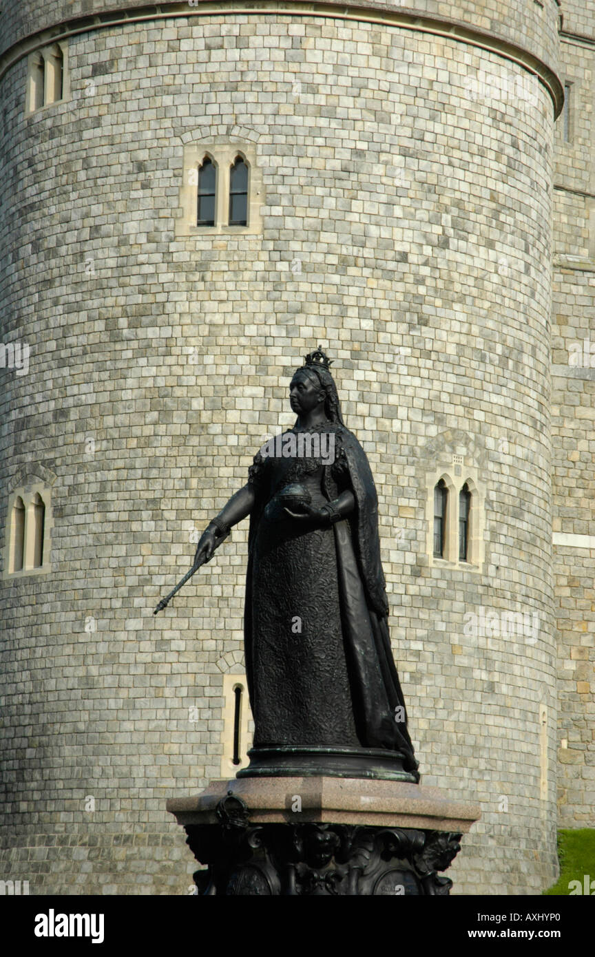 Windsor victoria statue hi-res stock photography and images - Alamy