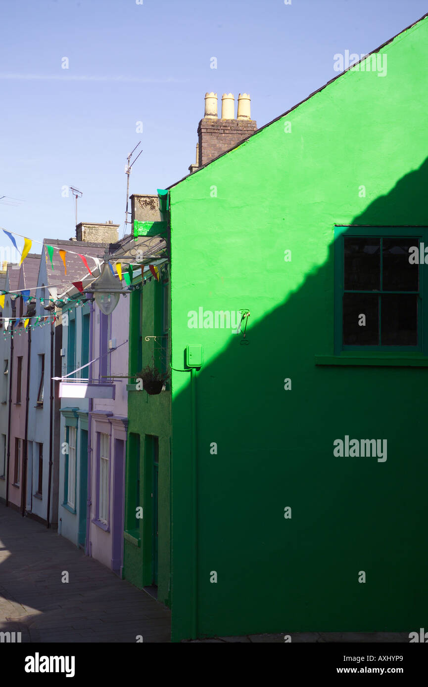 Uk houses street side view hi-res stock photography and images - Alamy