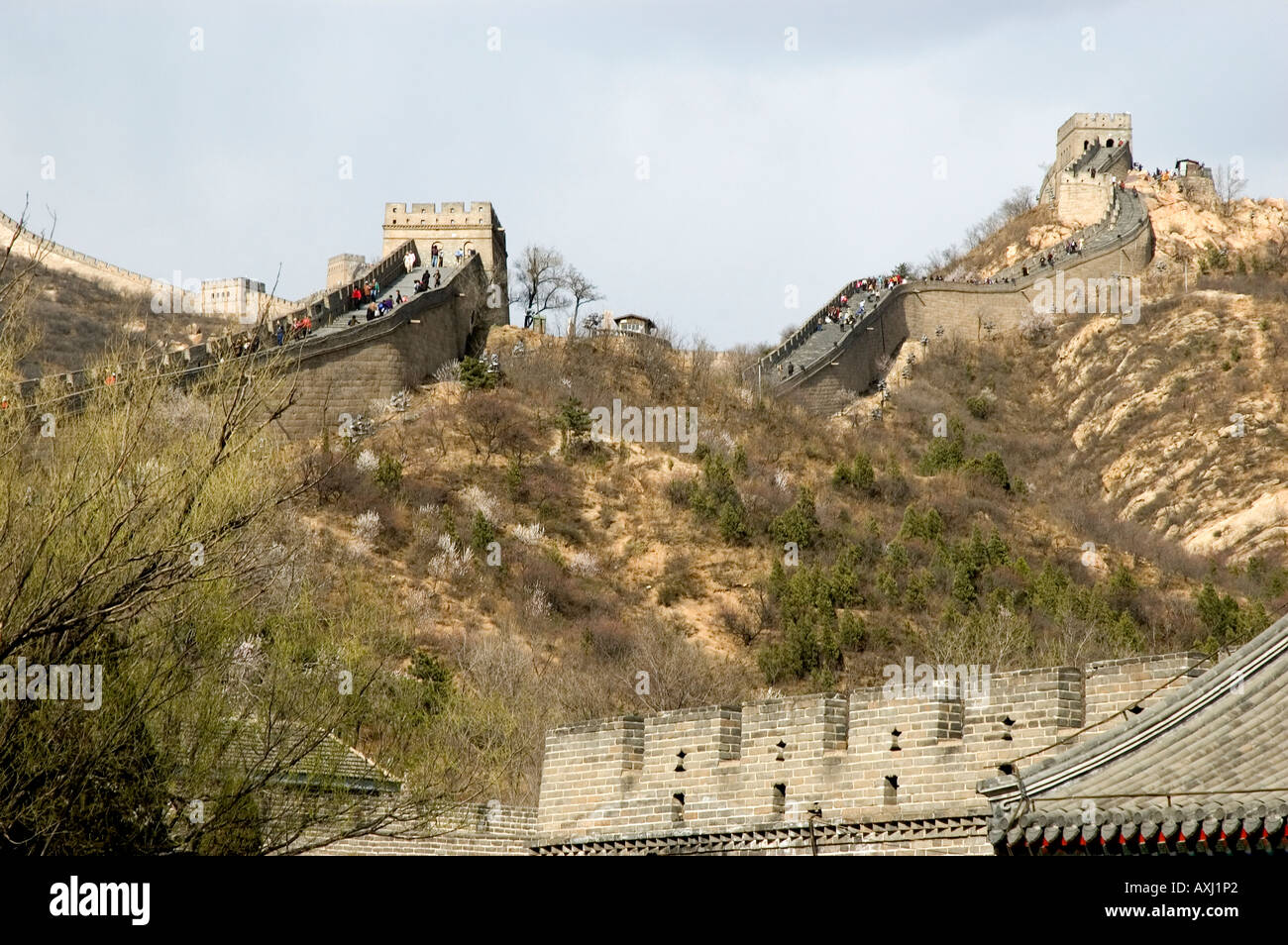 Crowds of tourists walking the steep sections of the Great Wall of ...